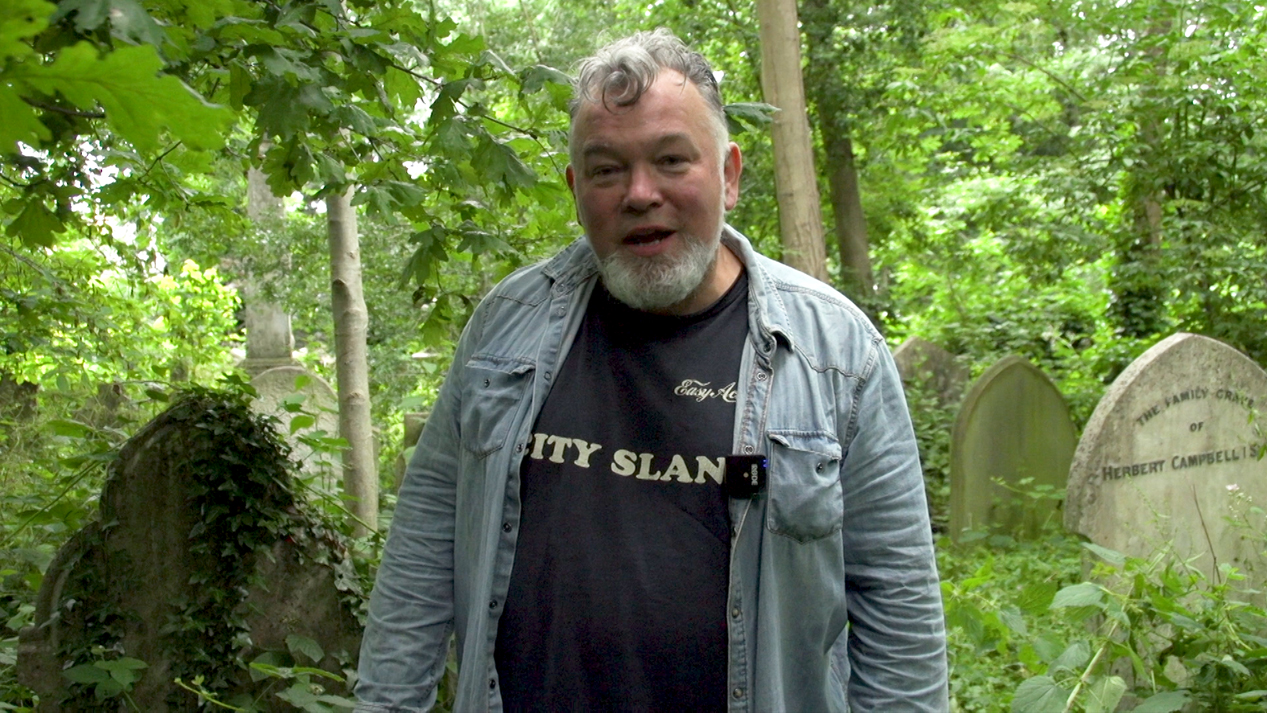 Stewart Lee Visits Graves Of Comedians In New Alternative Show